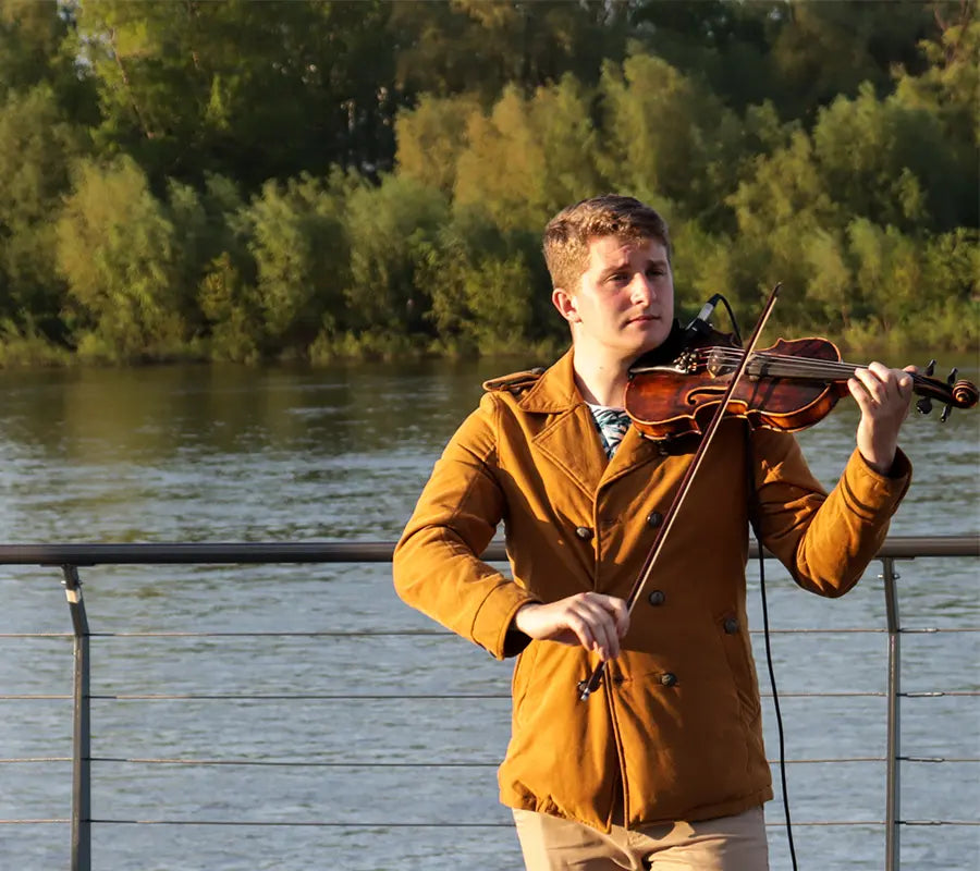 The difference between the electric violin and the traditional violin ...